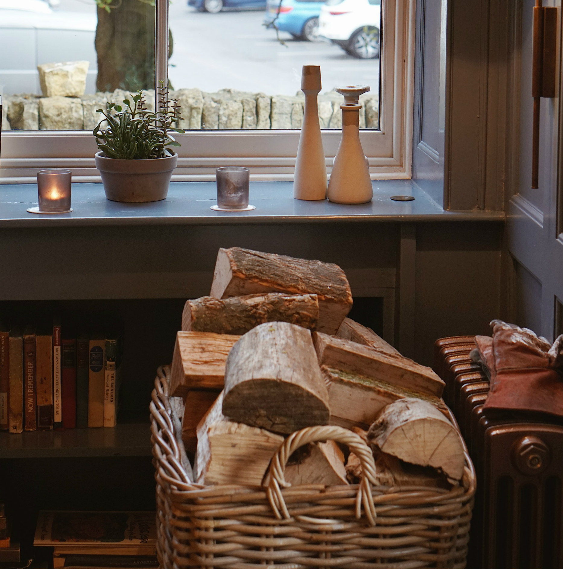 Logs South Wales, we deliver logs, we sell both softwood and hardwood logs